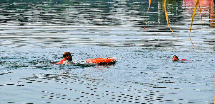 छठ पूजा करते समय तालाब में डूब रही महिला को बचाया | Rescued a woman drowning in a pond while ...