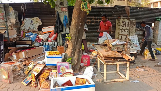 कबाड़ी की दुकान में सम्मान और पुरस्कार | Honors and Awards at the Scrap ...